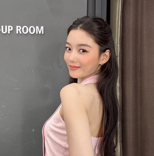 김유정, 섹시한 홀터넥과 단발로 성숙미 뽐내다