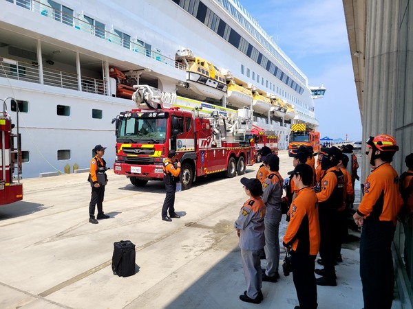 서귀포소방소, 대형 크루즈선 대상 소방훈련 실시