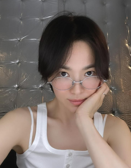 송혜교, 마드리드에서 세련된 안경 스타일 선보이다